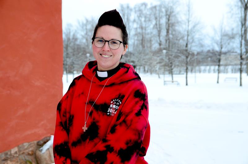 Prästen Maria Hall målade biskopsfigur - som blev bokserie - Växjö stift