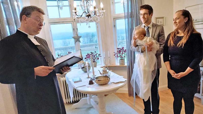 Högtidligt dop i vardagsrummet - Karlstads stift